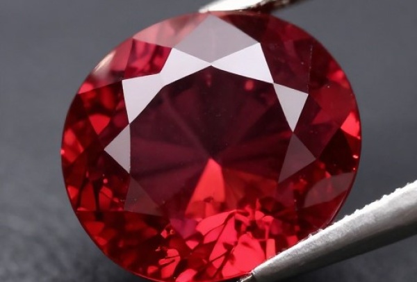 How to distinguish a garnet from a fake: 2 simple ways