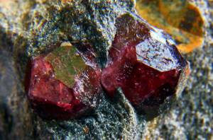 Carbuncle gemstone: what it looks like, photo, properties, colors, price