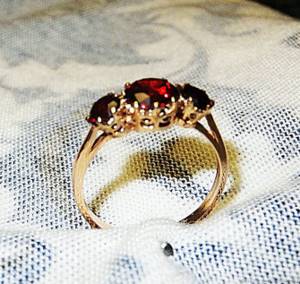 Carbuncle gemstone: what it looks like, photo, properties, colors, price