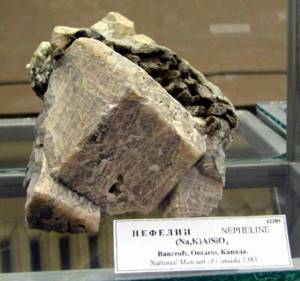 Камень Нефелин: свойства, применение, кому подходит